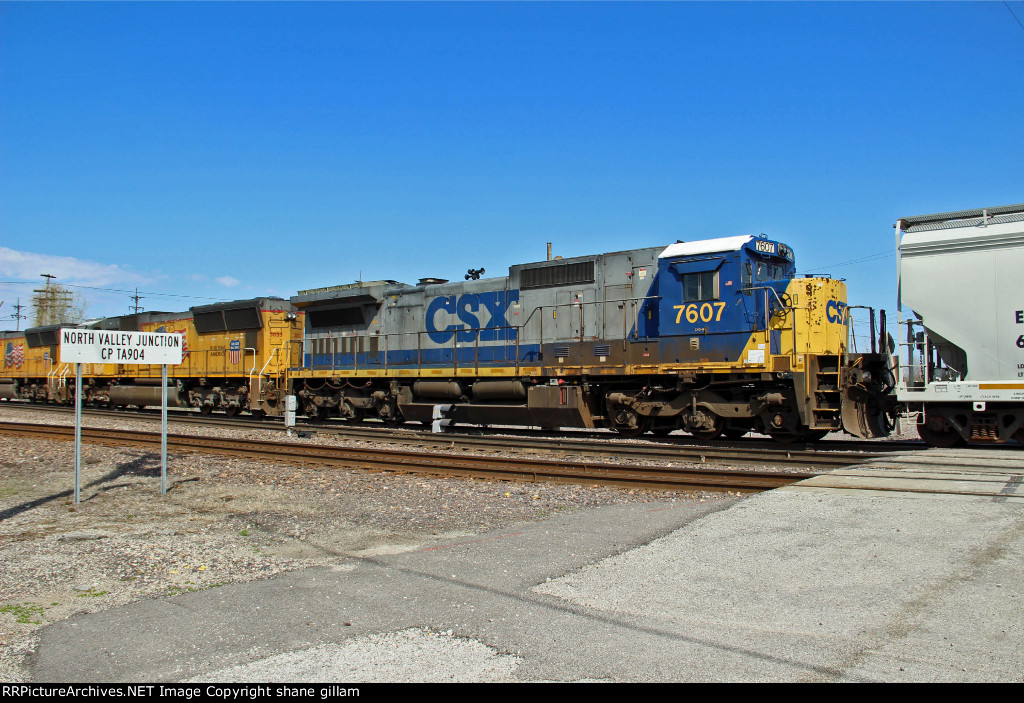 CSX 7607 roster shot.